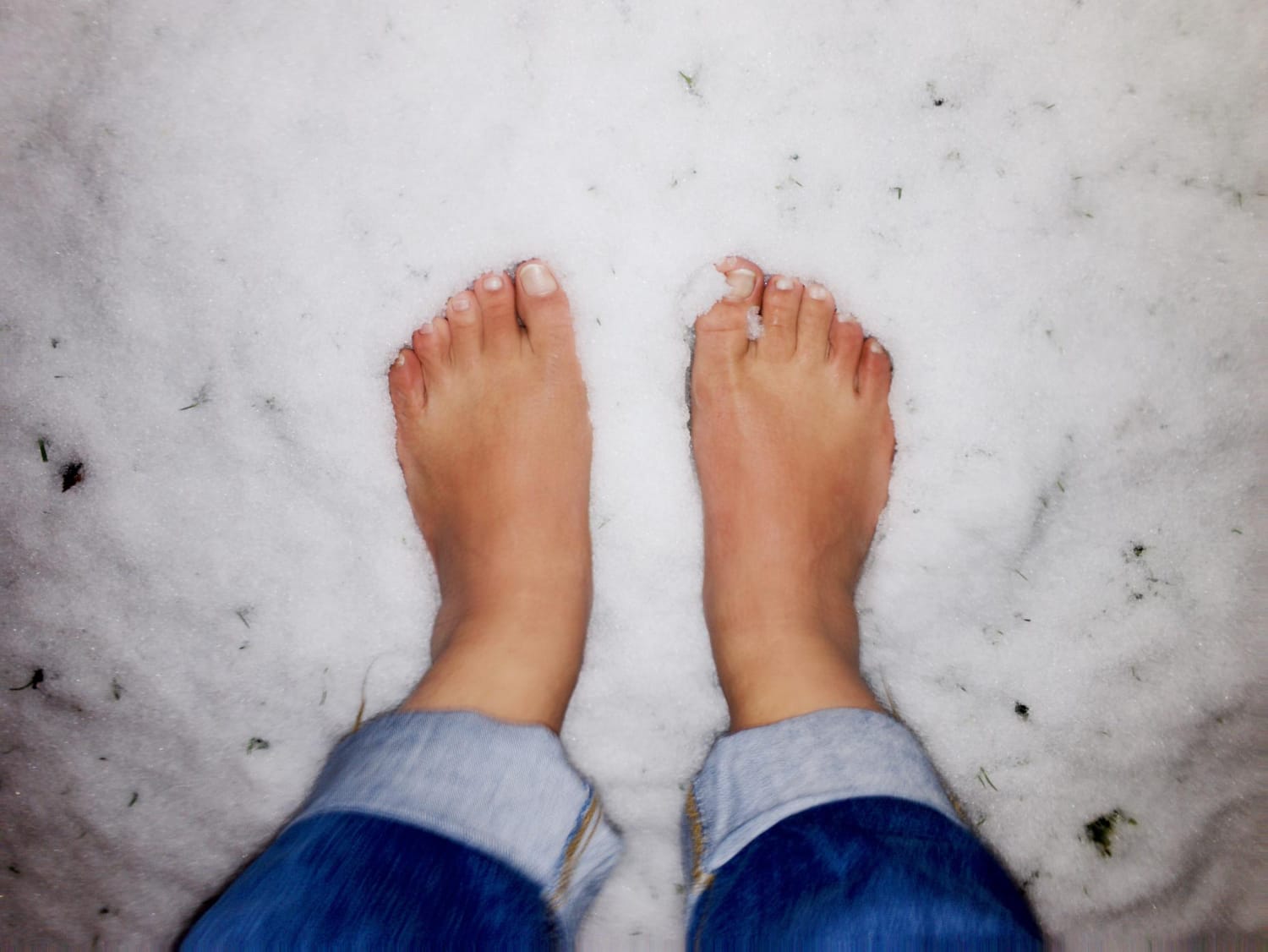 Pieds froids : causes, solutions et quand s’inquiéter ? - Millastuces
